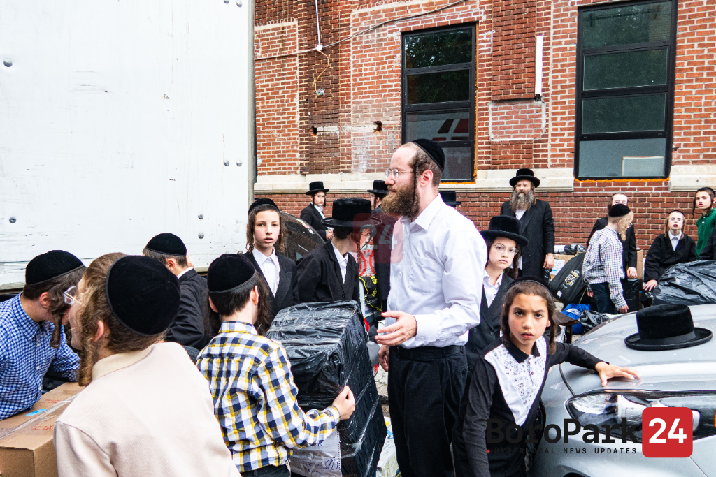 Bachurim arriving home to Boro Park after a summer in Camp Viznitz ...