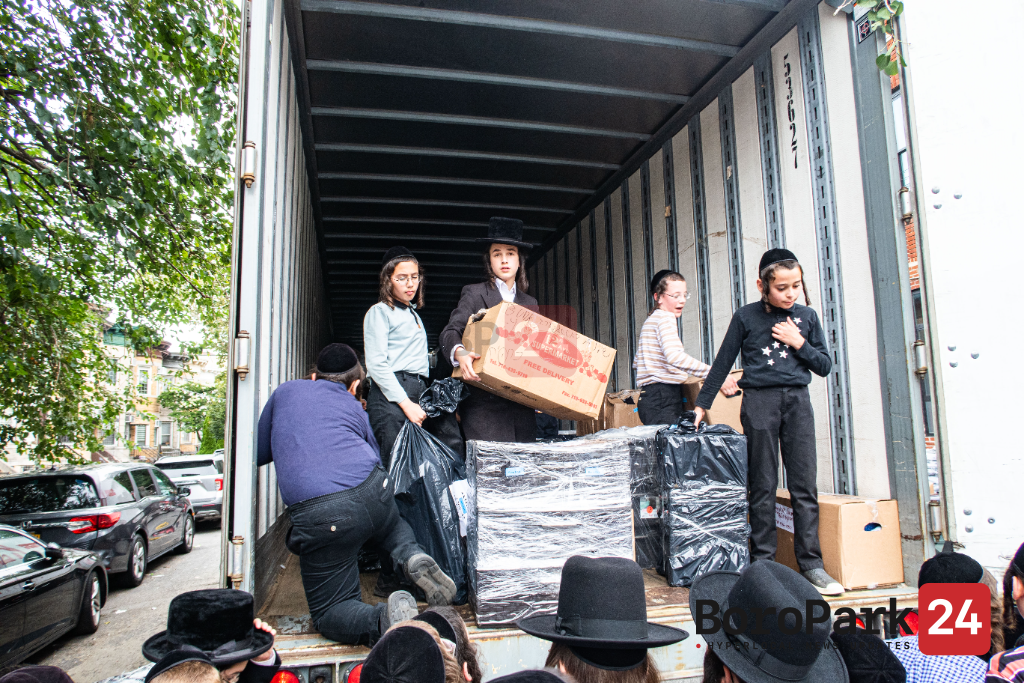 Bachurim arriving home to Boro Park after a summer in Camp Viznitz ...