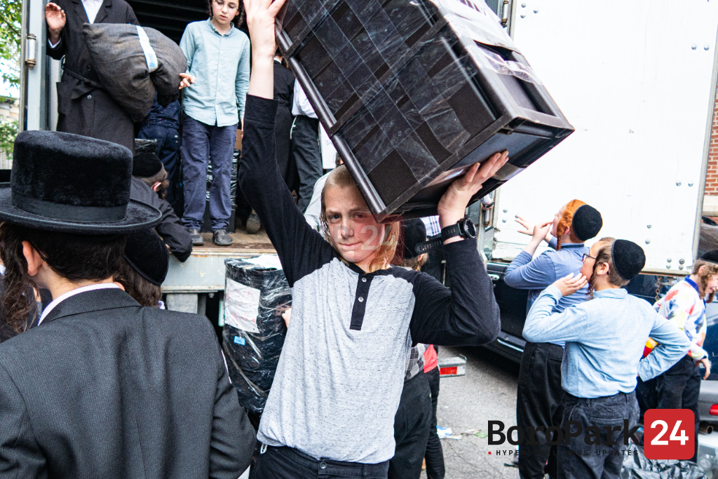 Bachurim arriving home to Boro Park after a summer in Camp Viznitz ...