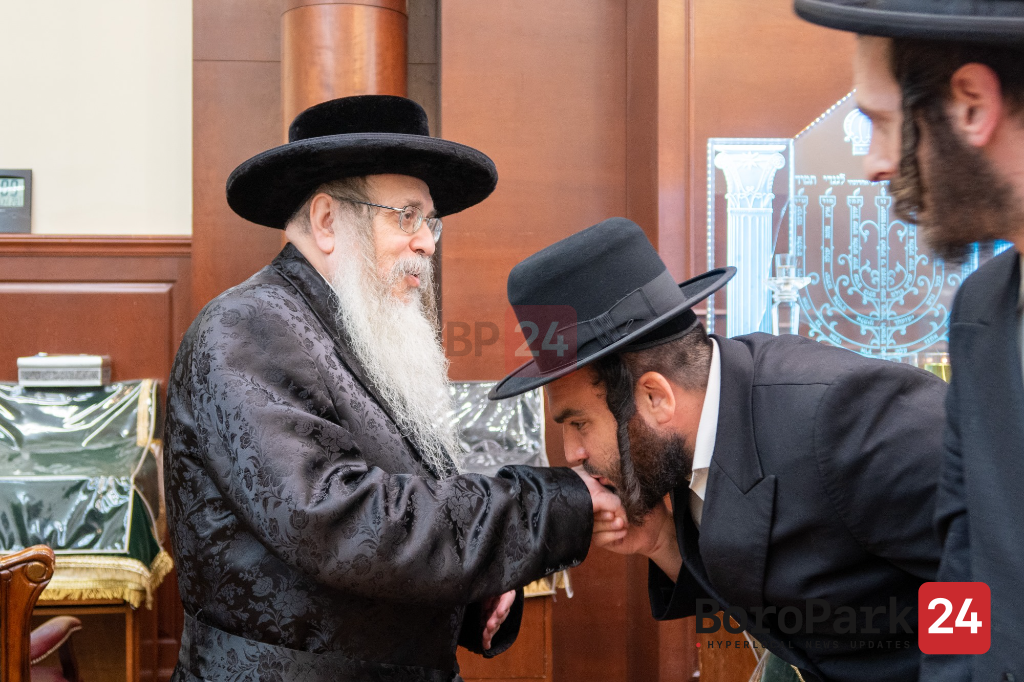 Tosh Rebbe Davening Mariv in the Tosh Shul in Boro Park – Boro Park 24