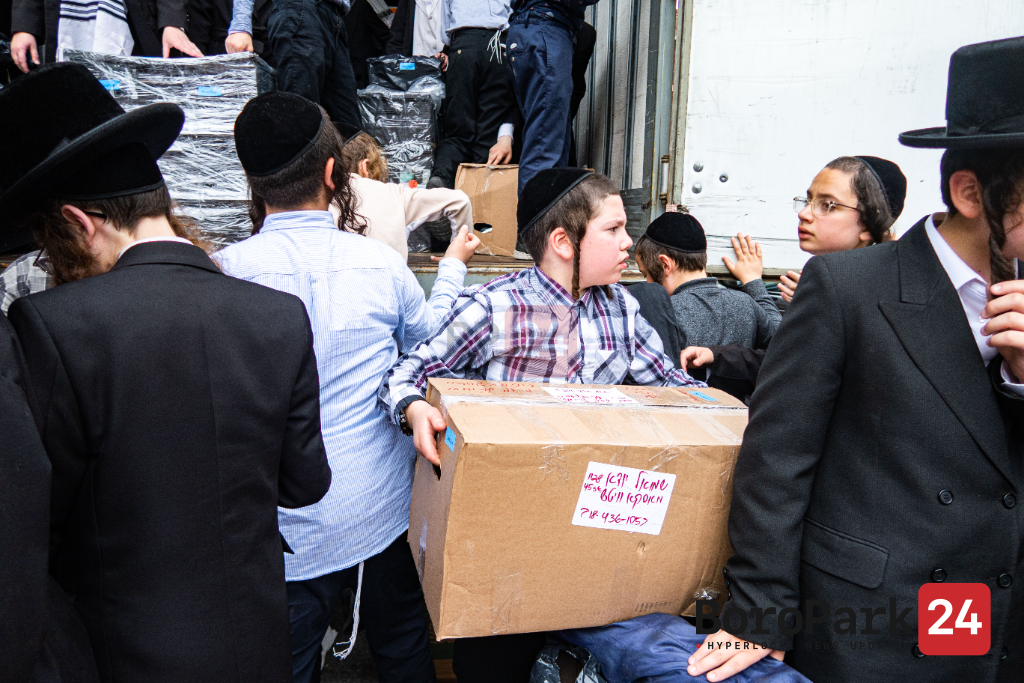 Bachurim arriving home to Boro Park after a summer in Camp Viznitz ...