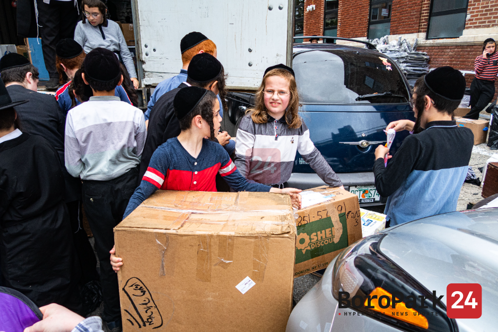 Bachurim arriving home to Boro Park after a summer in Camp Viznitz ...