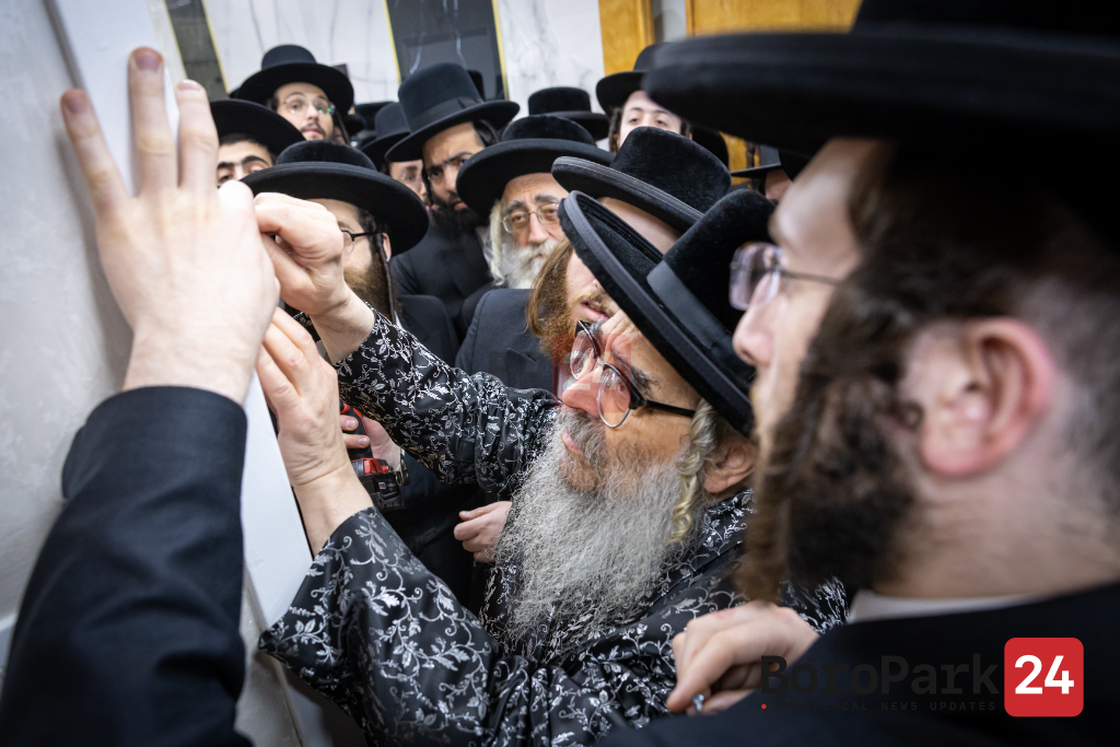 PHOTO GALLERY: Satmar Rebbe at The Kevias Mezuzah for the New Tefillah L'Moishe Shul – Boro Park 24
