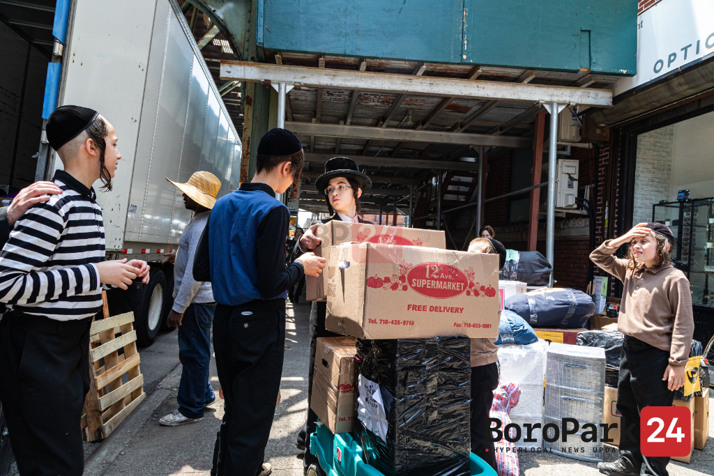 Photo Gallery: Talmidim of Viznitz Boro Park Leaving to Camp – Boro Park 24