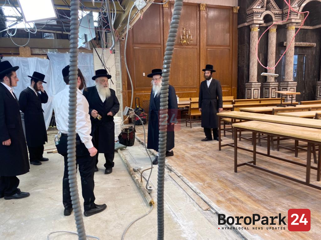 Photo Gallery: The Sanz Klausenberg Rebbe Tours His Beis Medrash Which ...