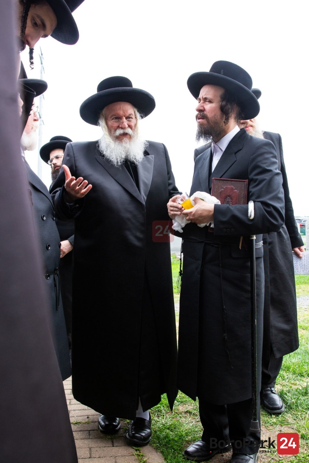 Photo Gallery: Bobov Rebbe at a Lechaim Tish and at the Zion of his ...