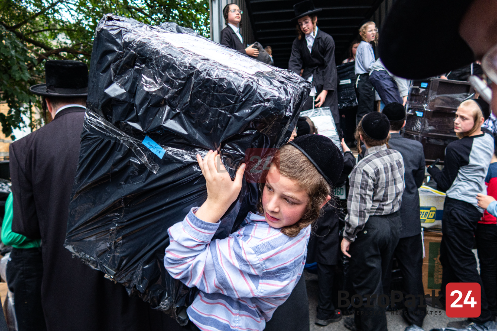 Bachurim arriving home to Boro Park after a summer in Camp Viznitz ...