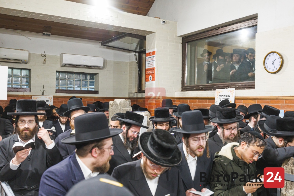 Photo Gallery: Yurtzat of Reb Shaye of Kerestir In Reb Shayala's House ...
