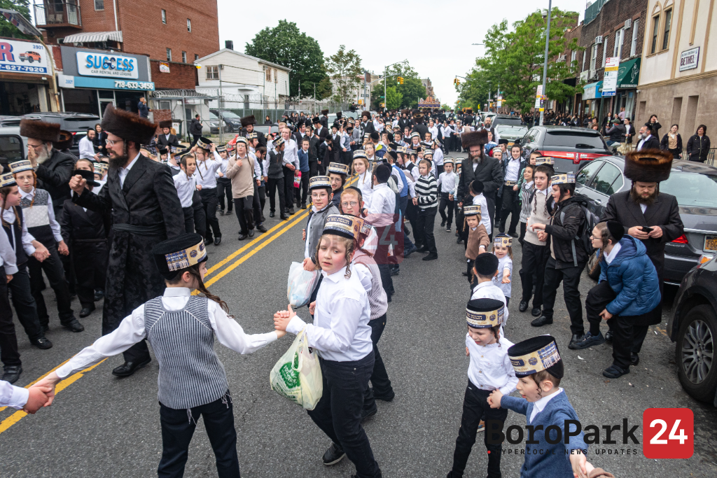 Historic Procession through Boro Park Streets, as Belzer Cheder ...