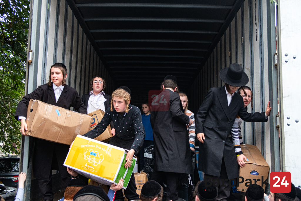 Bachurim arriving home to Boro Park after a summer in Camp Viznitz ...