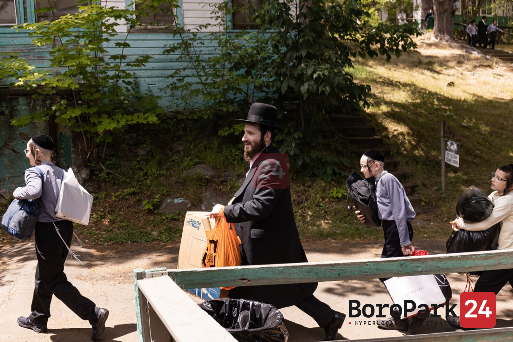 Photo Gallery: Talmidim of Camp Rav Tov Satmar Arriving to Camp – Boro Park 24
