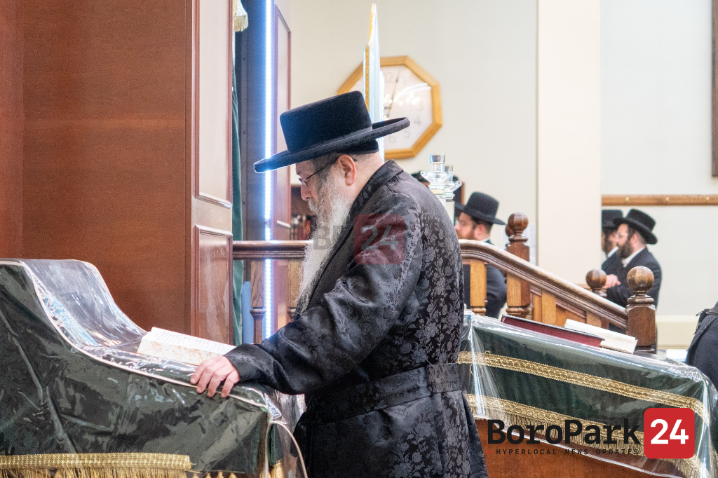 Tosh Rebbe Davening Mariv in the Tosh Shul in Boro Park – Boro Park 24