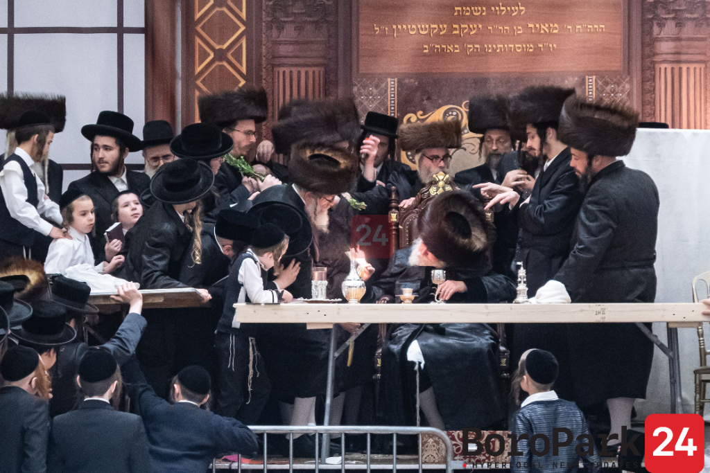 Toldos Avrhom Yitzchok Rebbe Spends Shabbos with Hundreds of Chasidim ...