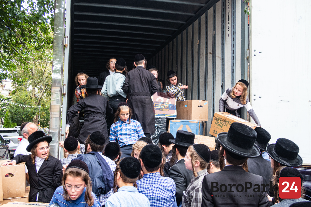 Bachurim arriving home to Boro Park after a summer in Camp Viznitz ...
