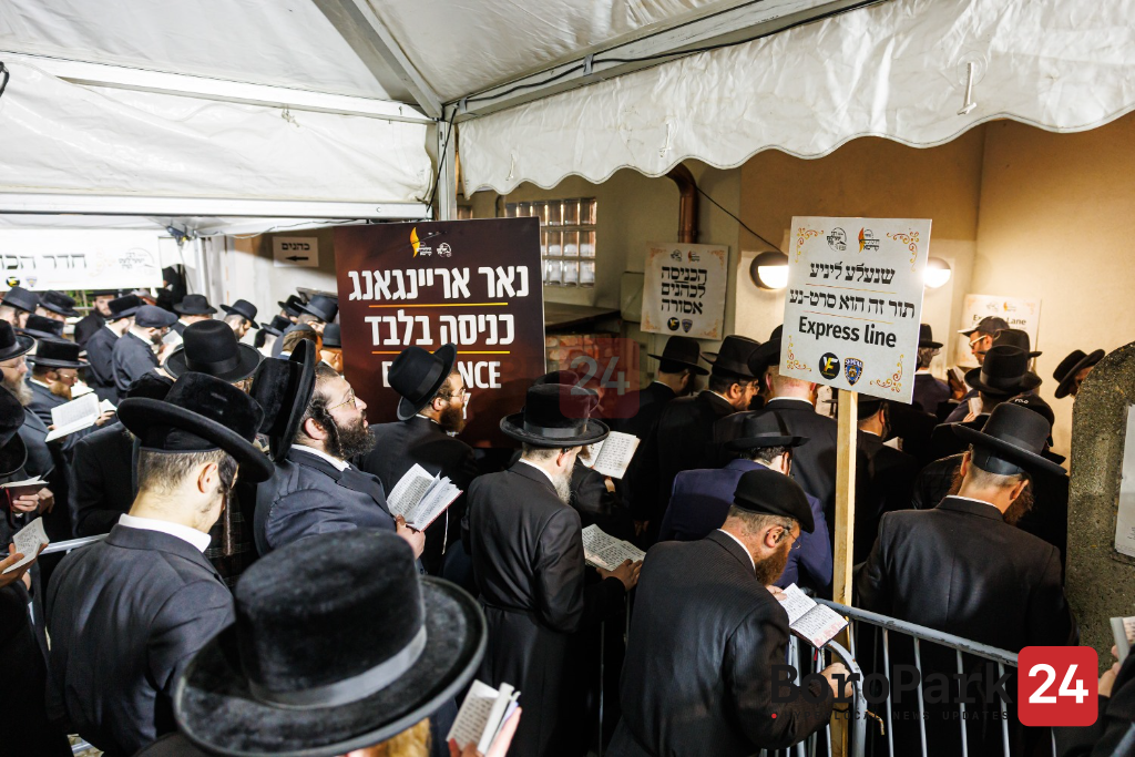 Photo Gallery: Yurtzat of Reb Shaye of Kerestir In Reb Shayala's House ...