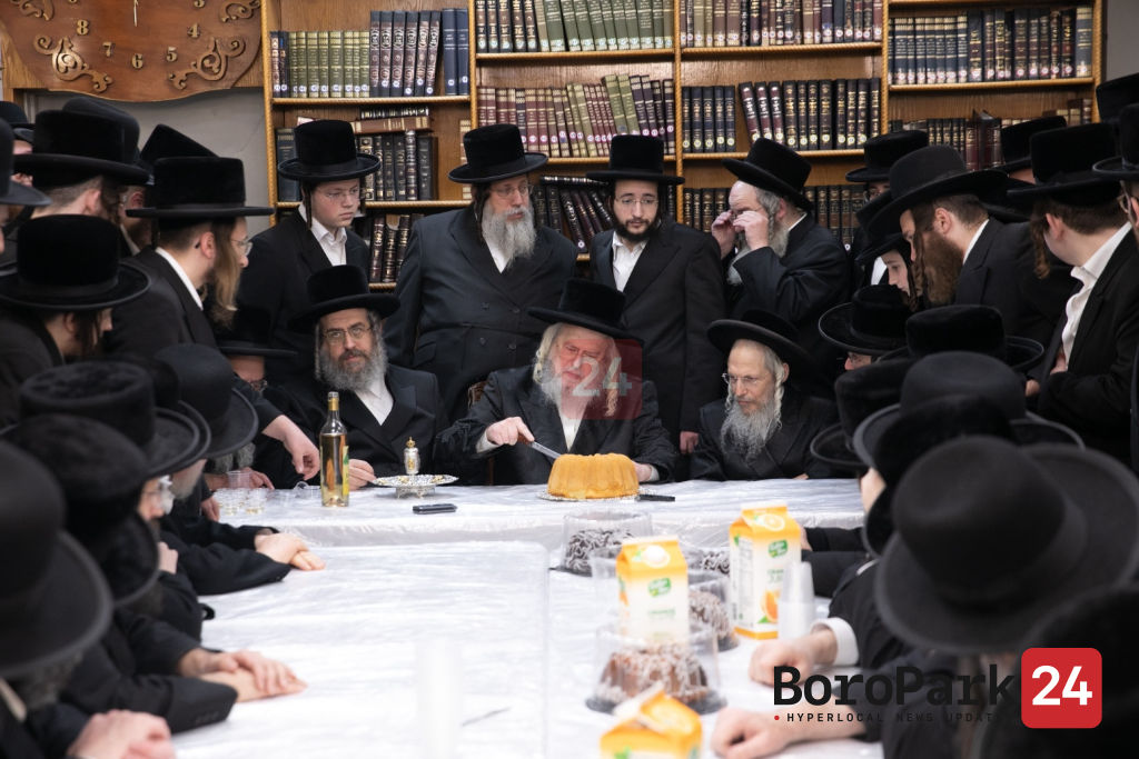 Photo Gallery: Rosh Chodesh with the Munkatch’er Rebbe in Williamsburg ...