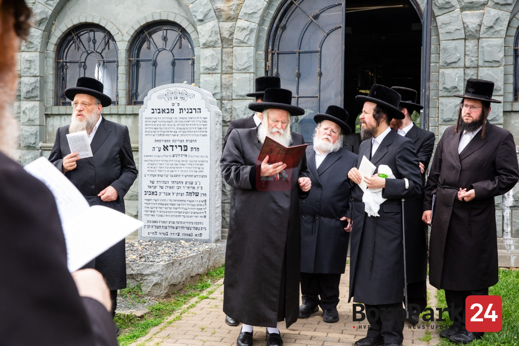 Photo Gallery: Bobov Rebbe at a Lechaim Tish and at the Zion of his ...
