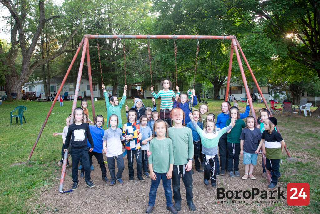 Photo Gallery: A Visit in the Chernovitz Bungalow Colony – Boro Park 24