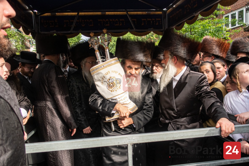 Photo Gallery: Hachnusas Seifer Torah to the Tosh Beis Medresh in Boro ...