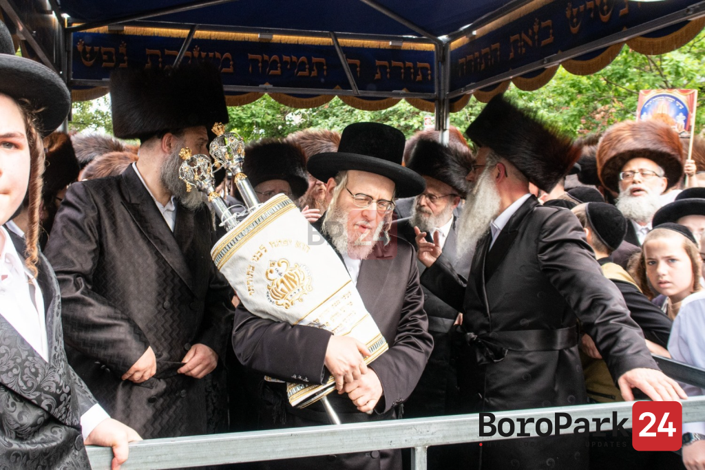 Photo Gallery: Hachnusas Seifer Torah to the Tosh Beis Medresh in Boro ...