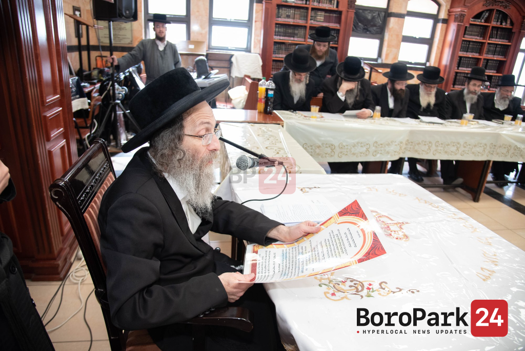 Photo Gallery: Hagoan Rabbi Elimelech Biderman Transferring money into ...