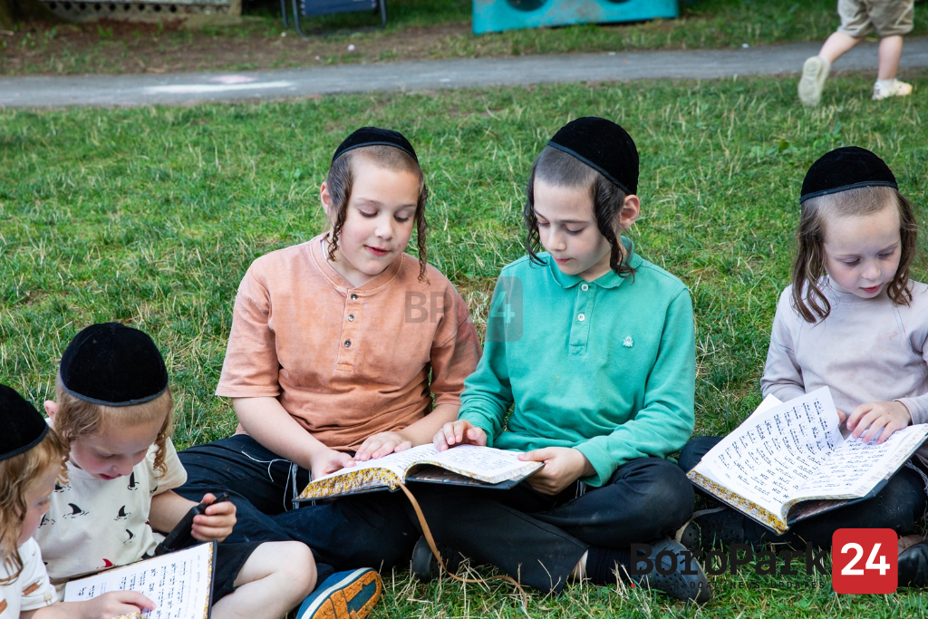 Photo Gallery: A Visit in the Chernovitz Bungalow Colony – Boro Park 24