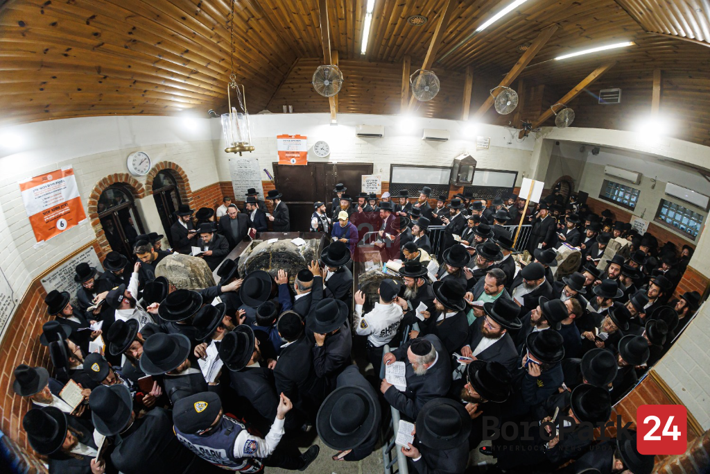 Photo Gallery: Yurtzat of Reb Shaye of Kerestir In Reb Shayala's House ...