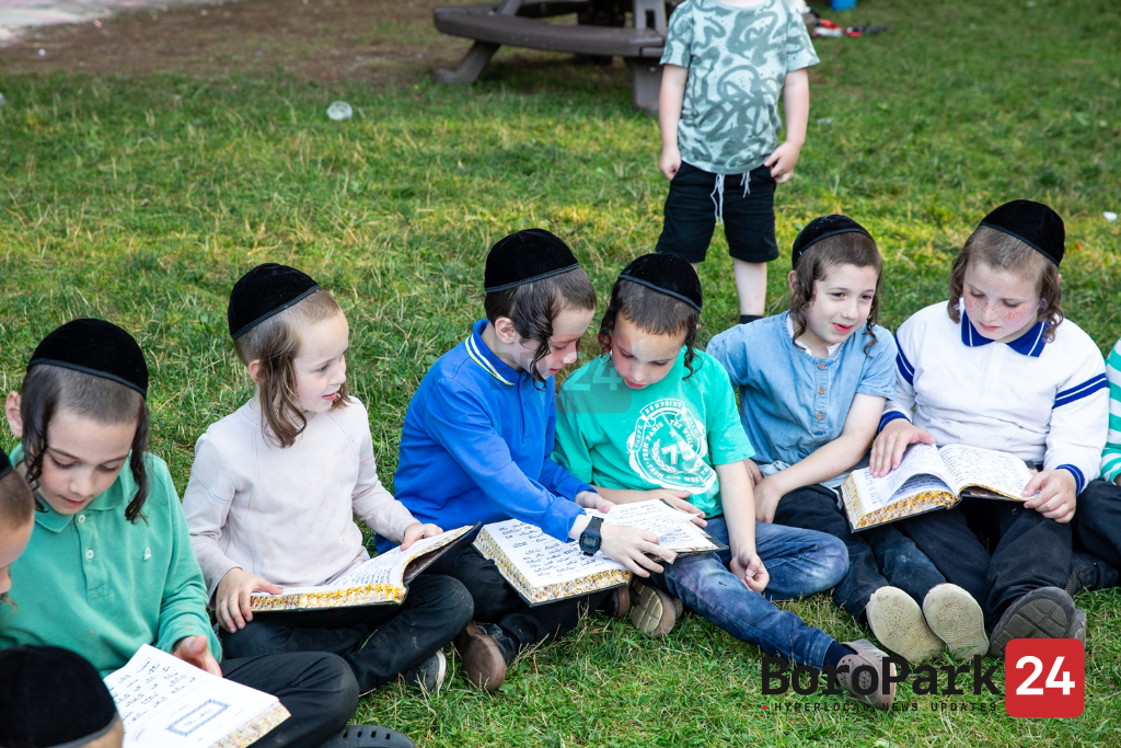 Photo Gallery: A Visit in the Chernovitz Bungalow Colony – Boro Park 24