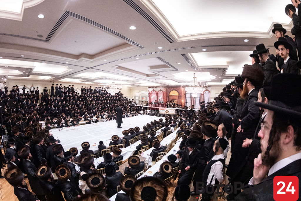 Toldos Avrhom Yitzchok Rebbe Spends Shabbos with Hundreds of Chasidim ...